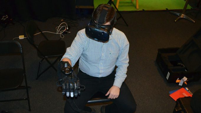 HaptX Glove Delivers Impressively Detailed Micro-pneumatic Haptics ...