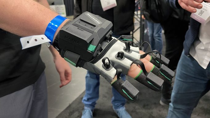 Manus VR Gloves Promise New Levels of Finger Tracking Accuracy